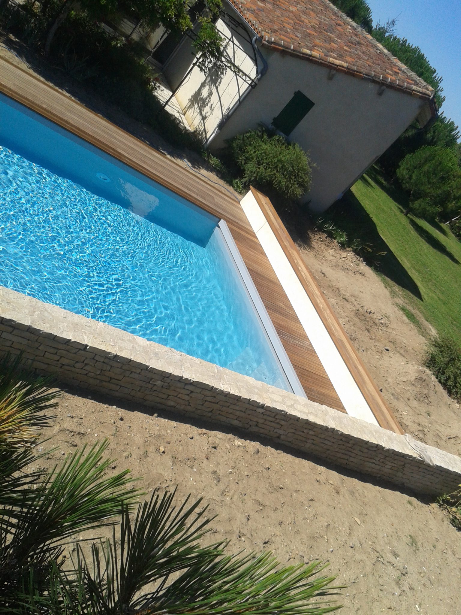 Entourage Piscine Pierre et bois – M.A.T.