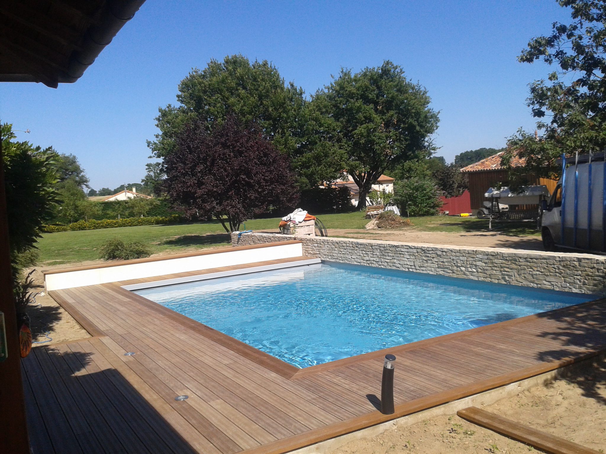Entourage Piscine Pierre et bois – M.A.T.