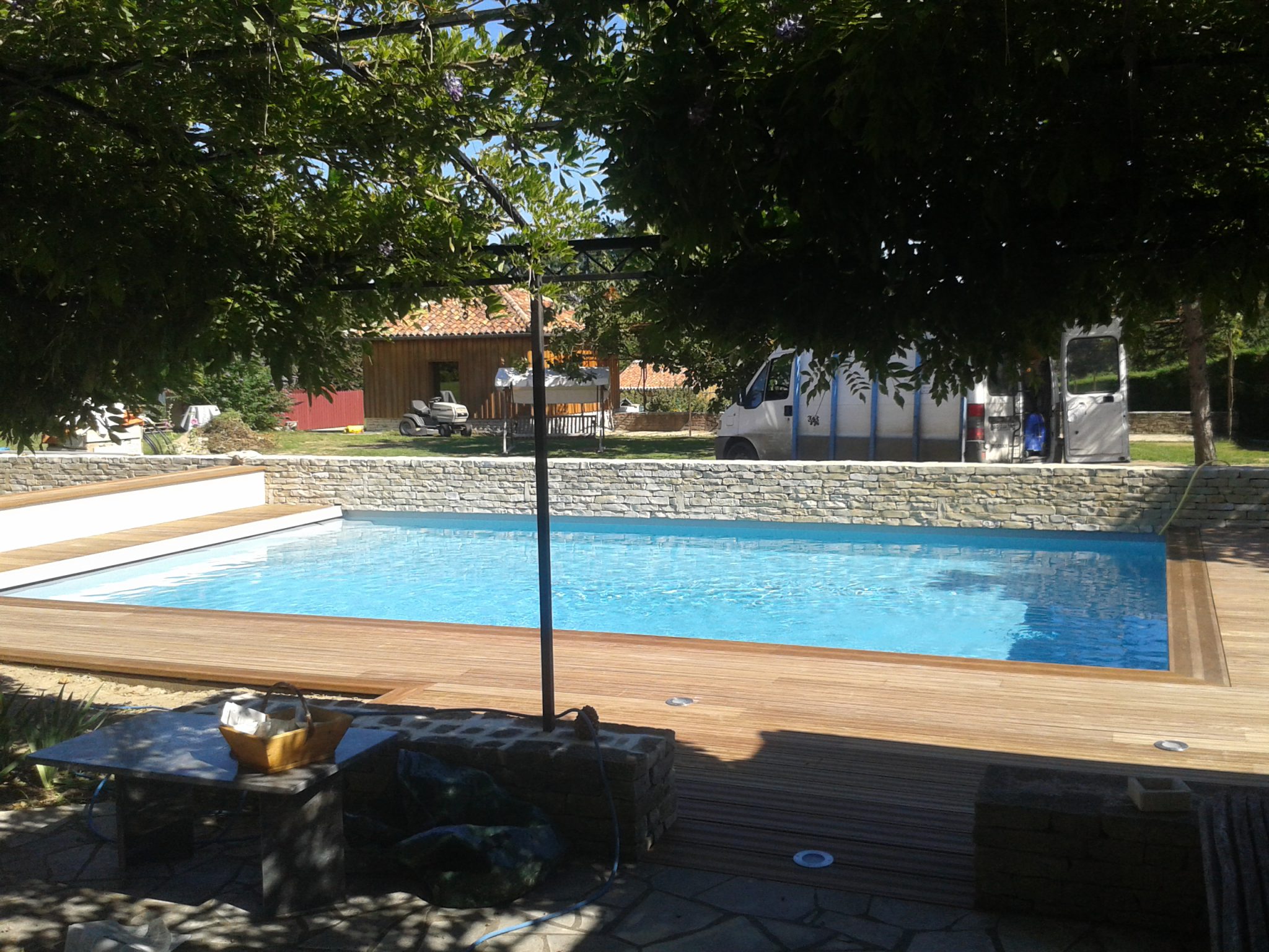 Entourage Piscine Pierre et bois – M.A.T.